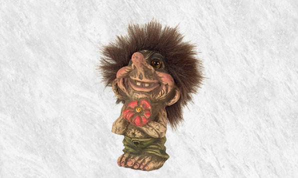 840187 niño Troll con la florTrolls