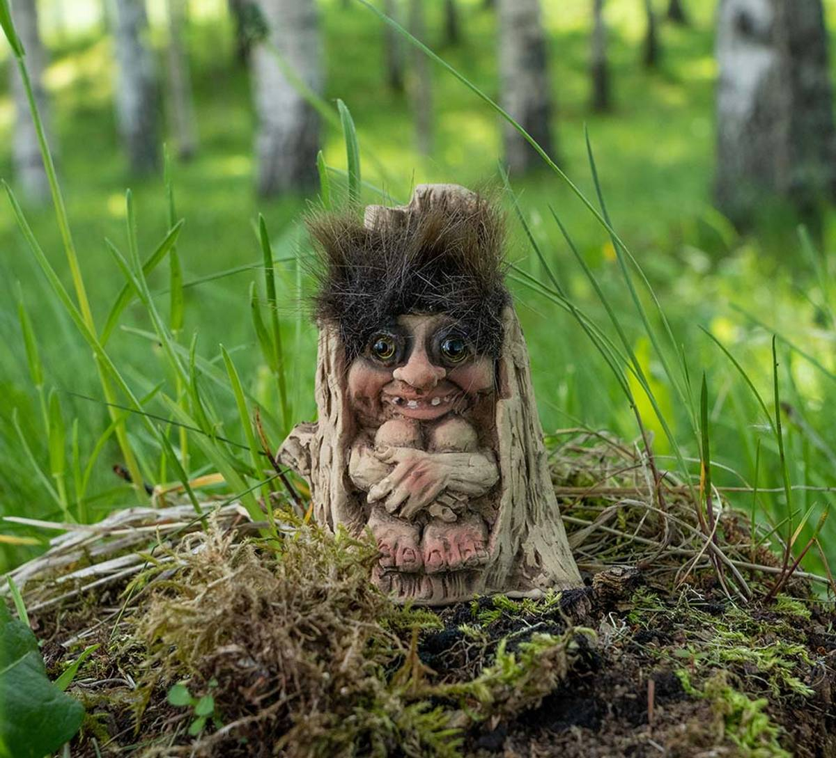 840222 Troll escondido en un árbolTrolls